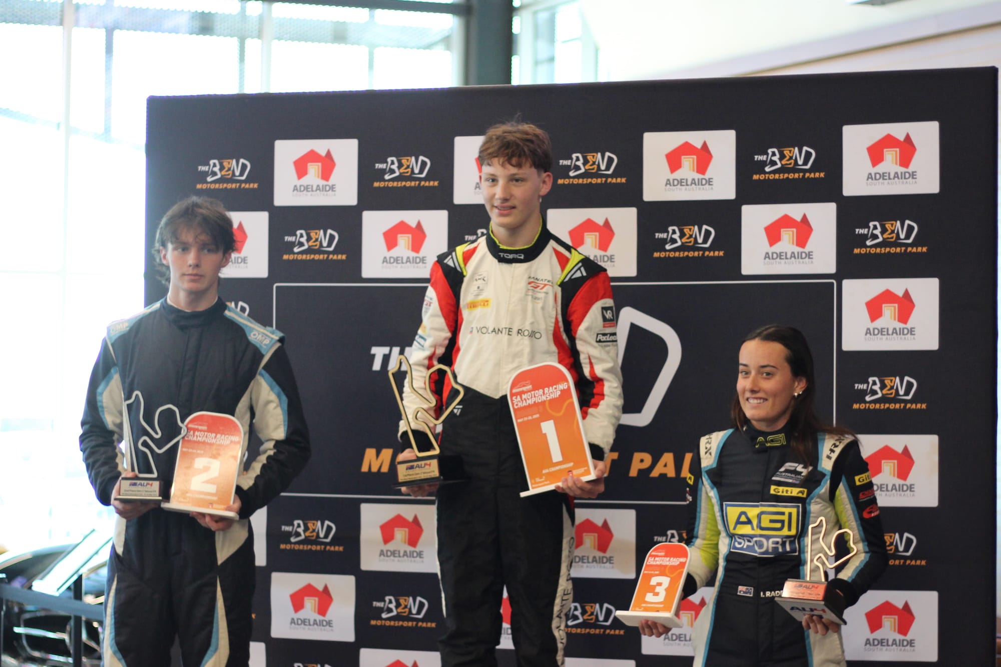 Isaac McNeill claims AU4 opening round after bumper third race at The Bend